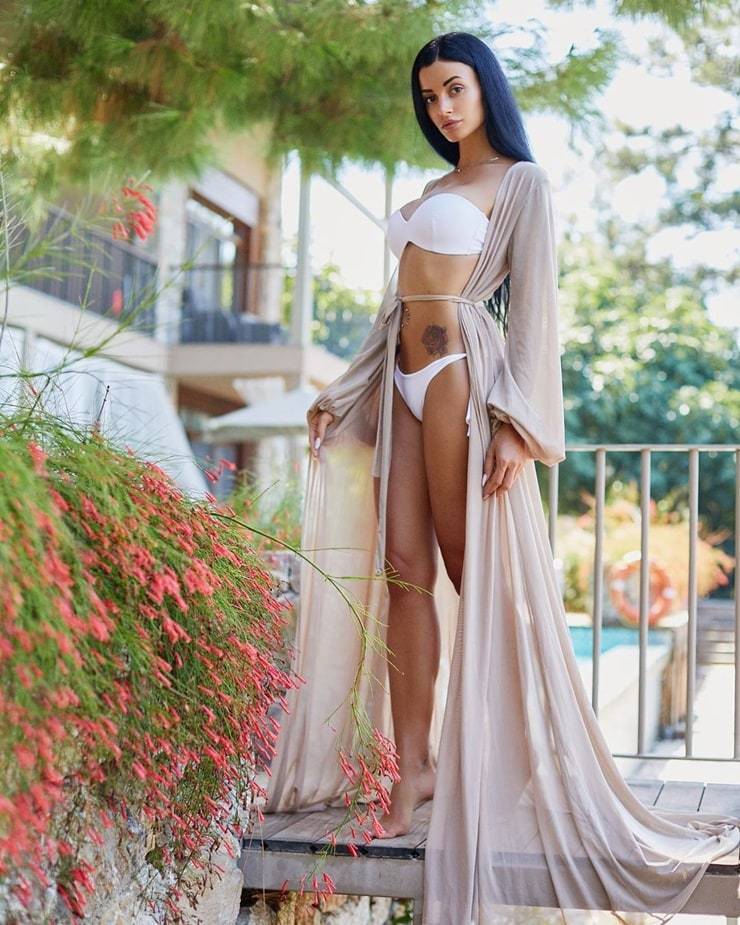 Anya Sugar | Scrolller