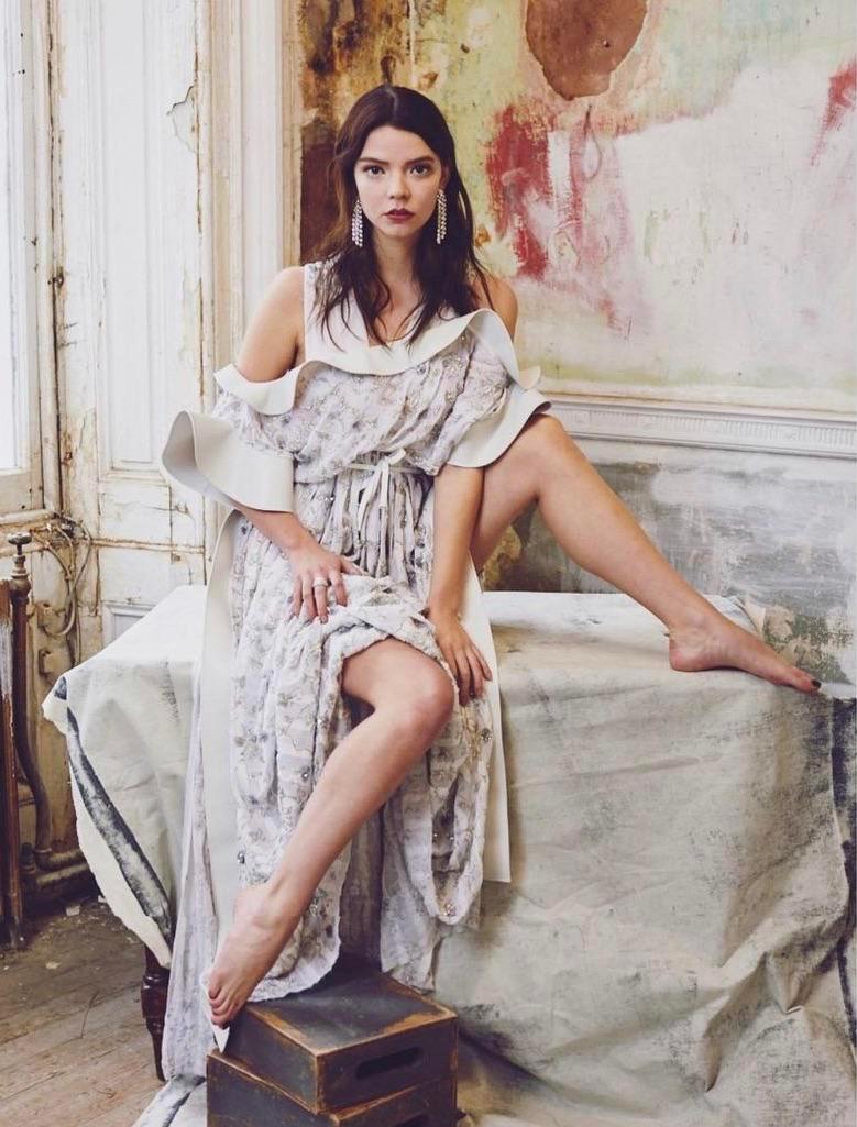 Anya Taylor Joy Scrolller