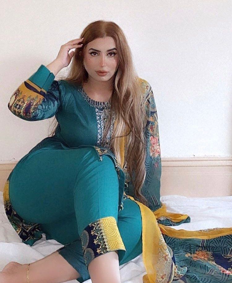 Anyone know her@ | Scrolller