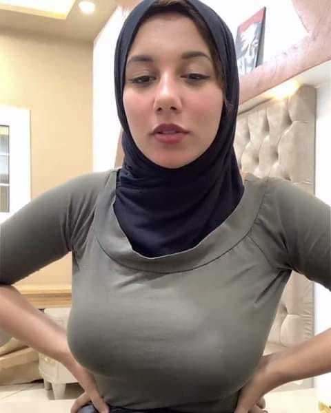 Anyone knows her? | Scrolller