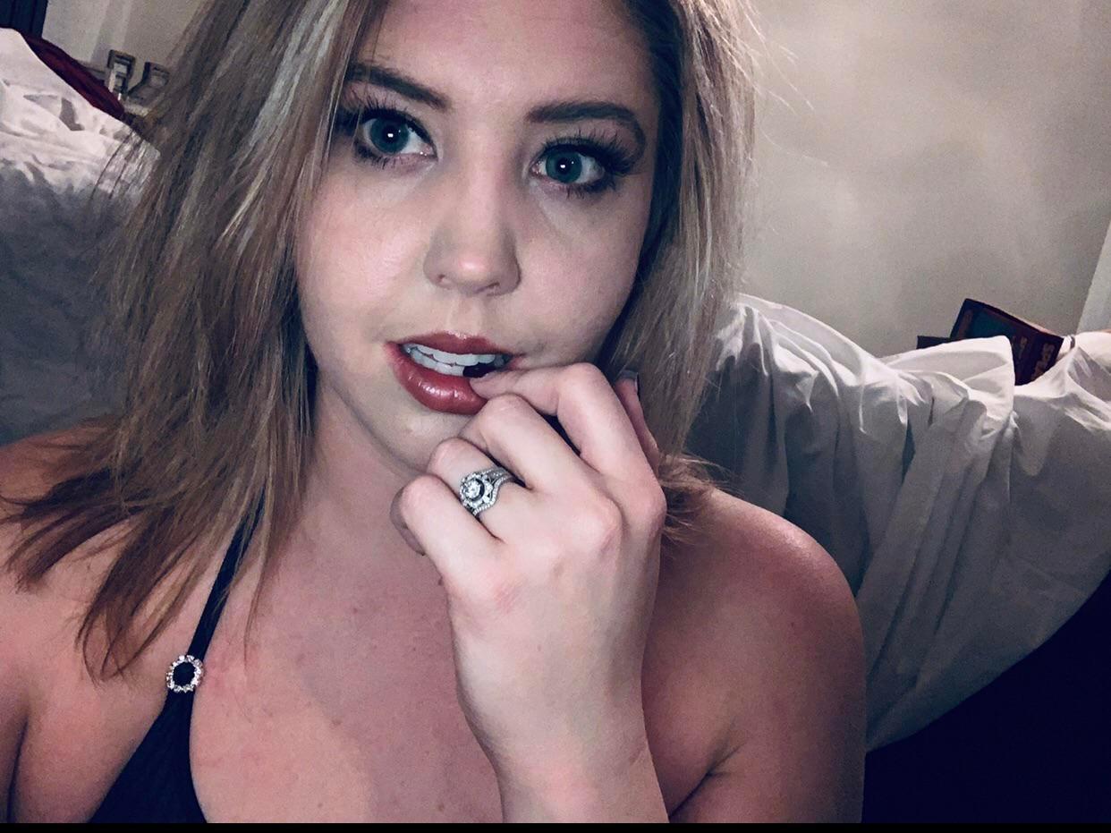 Anyone recognize my wife love to chat and trade pics kik anonbu480 | Scrolller