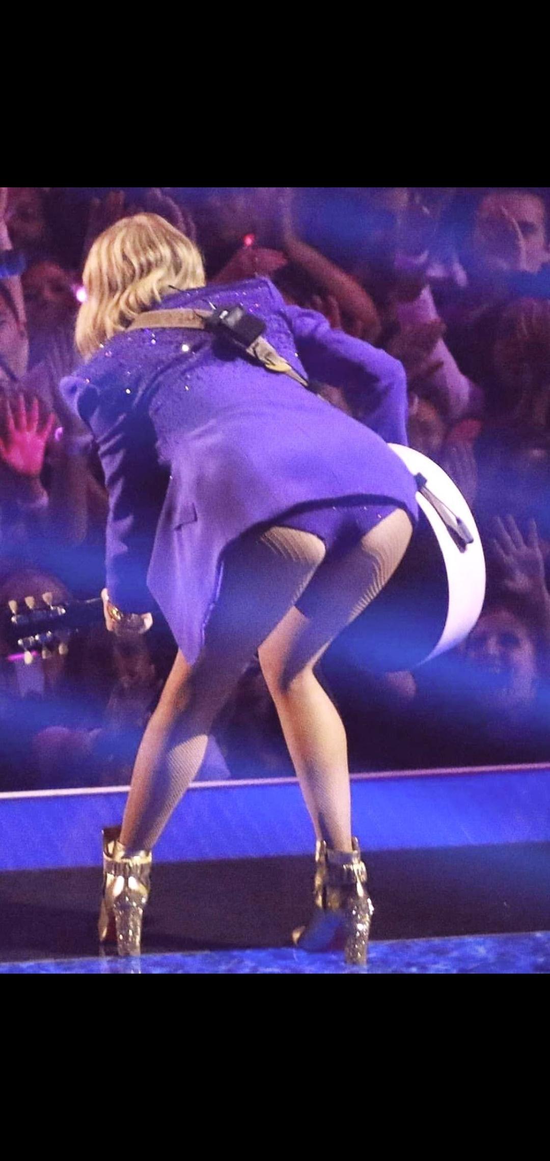 Anyone wanna talk about her or a facesitting rp? | Scrolller