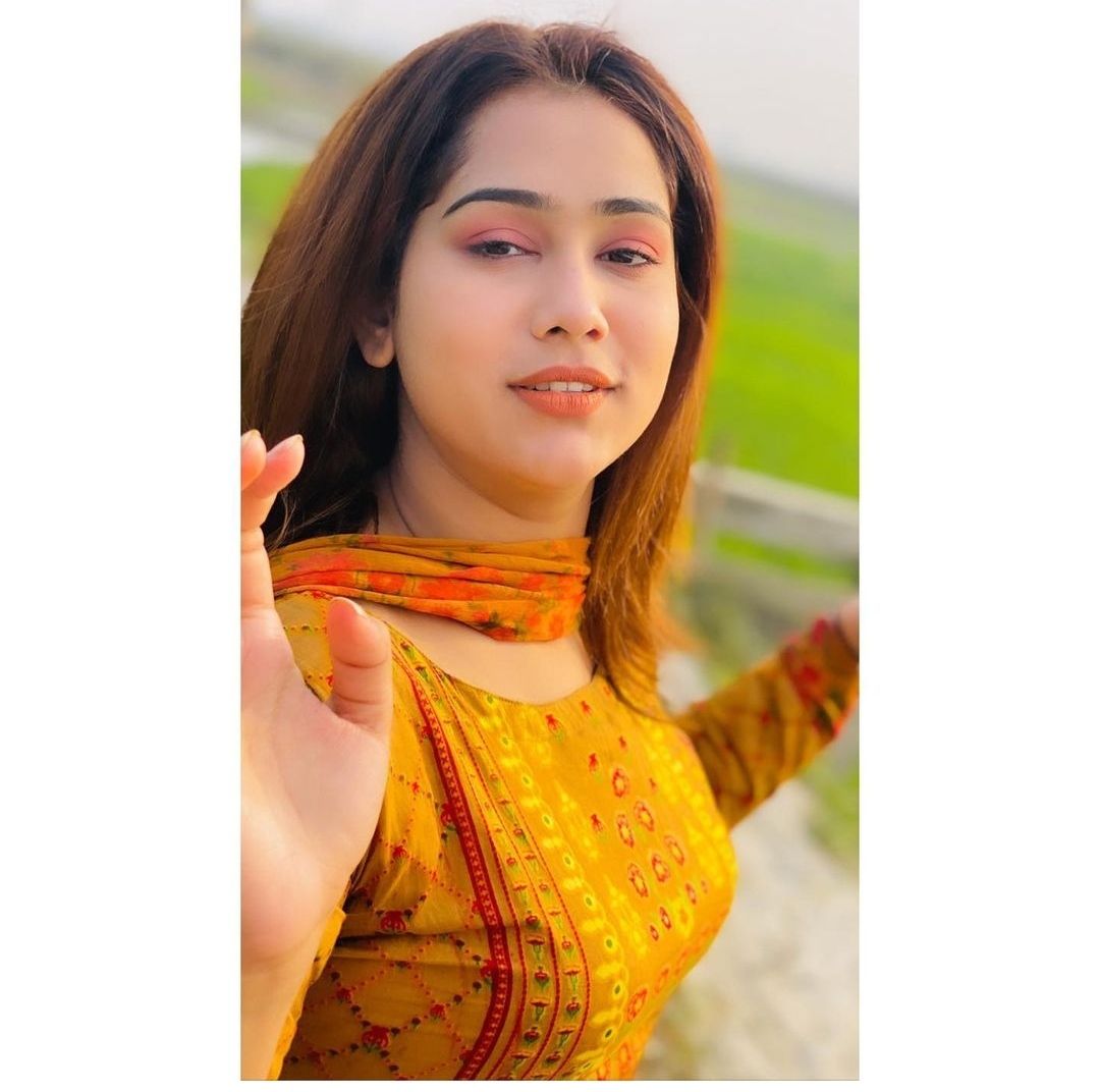 Anything on this chick? | Scrolller