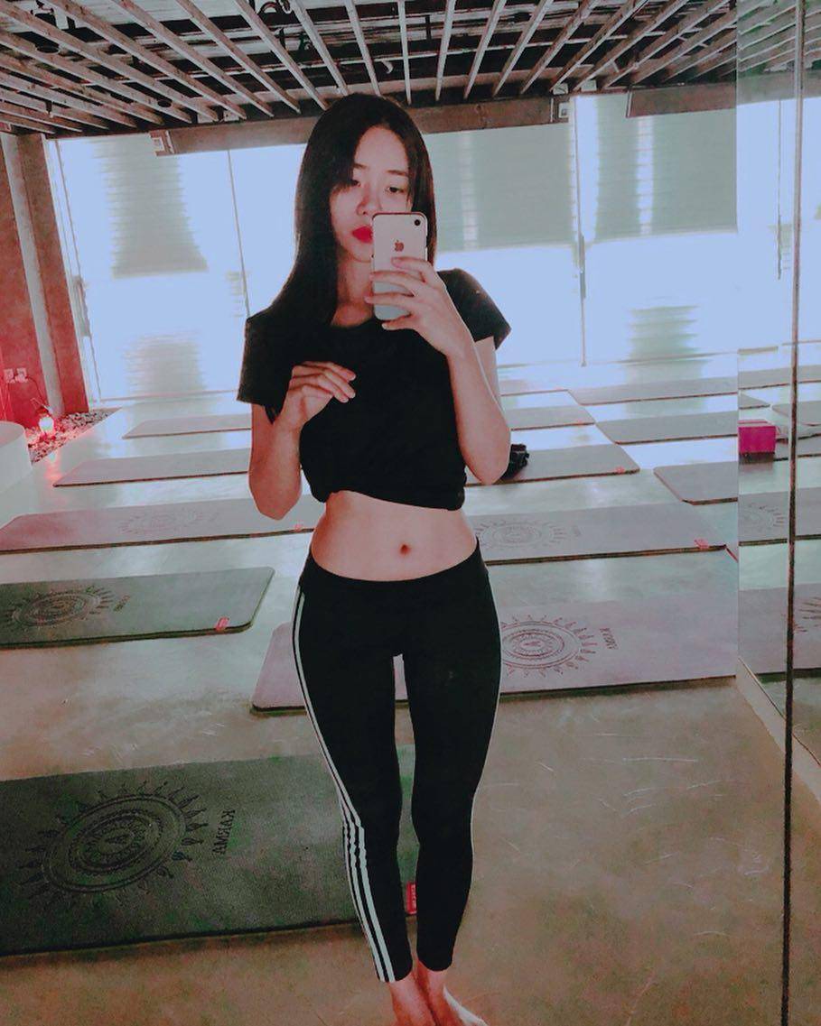 AOA Yuna | Scrolller