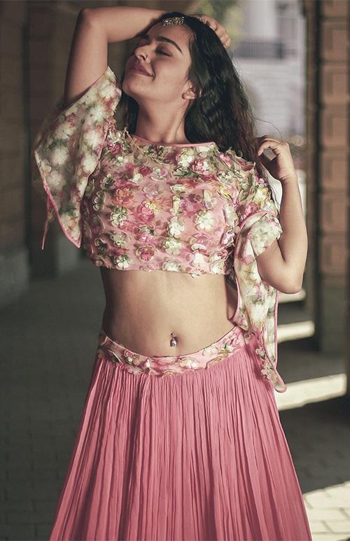 Apoorva Arora deep navel show 😍💘 | Scrolller