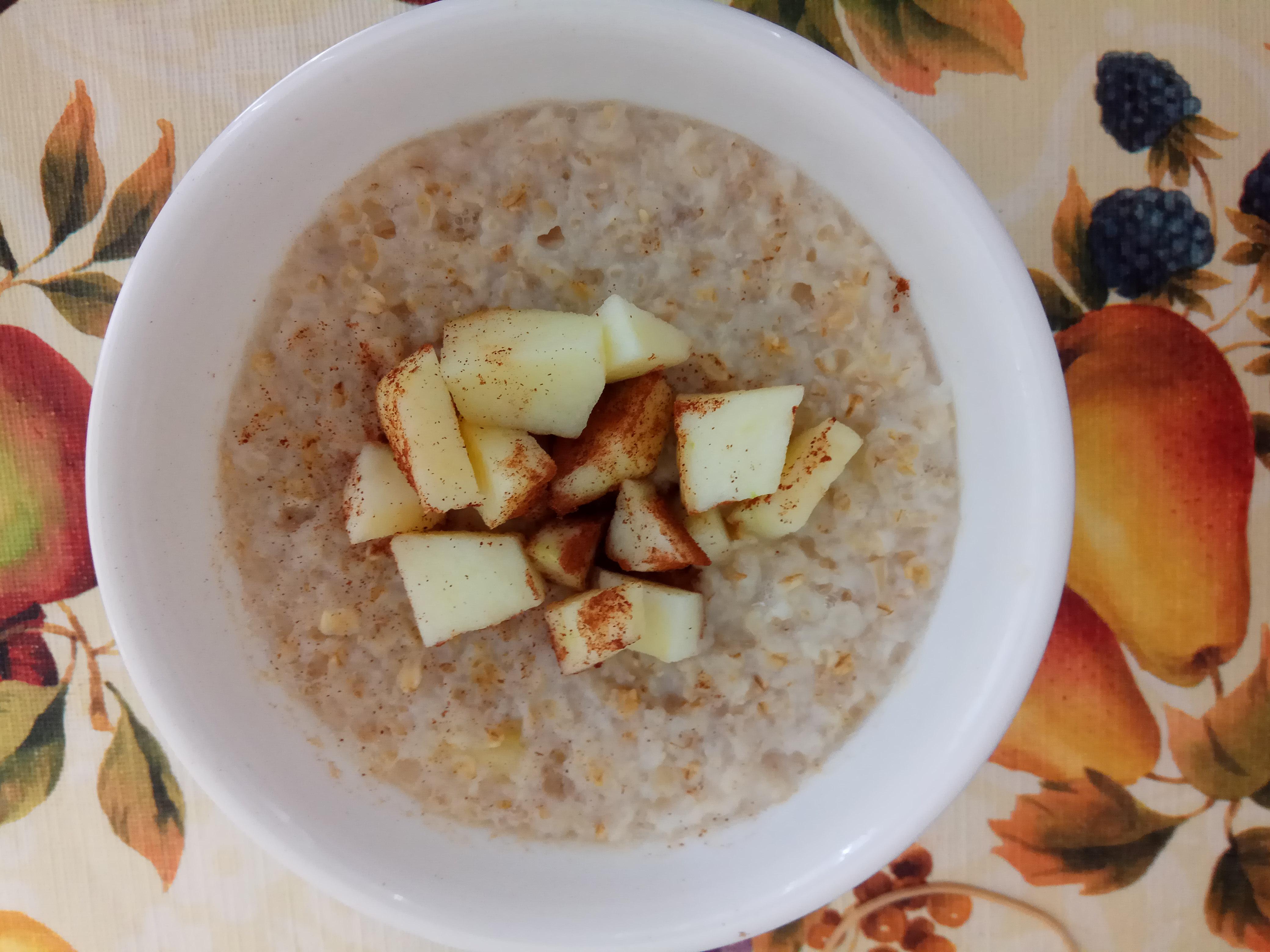 Apple cinnamon oatmeal | Scrolller