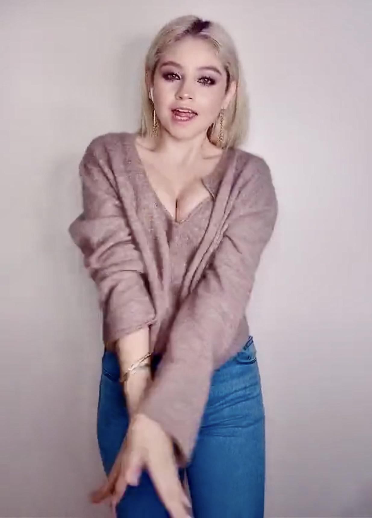 Apretando las tetas😈🔥 | Scrolller