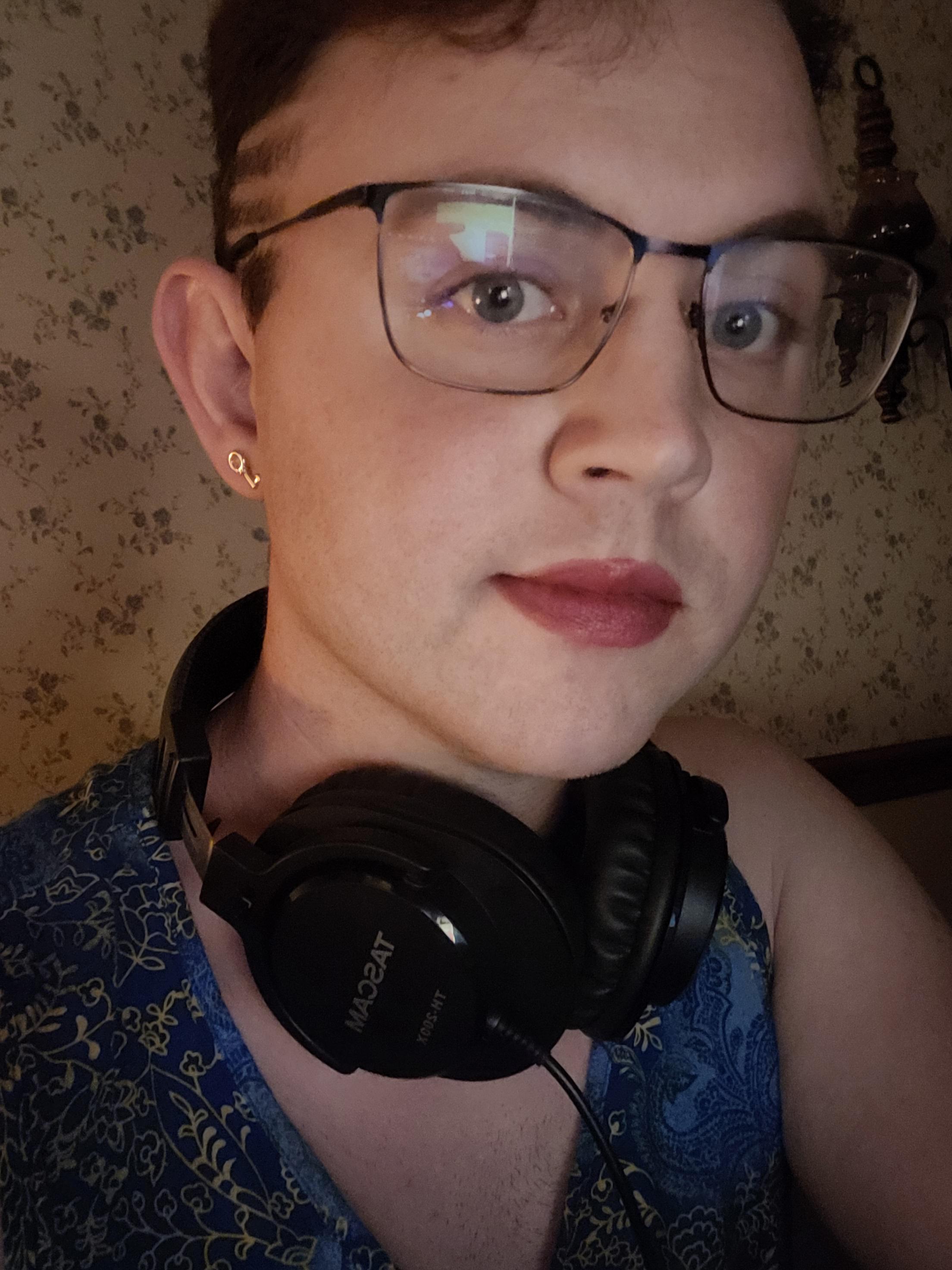 Aqui! A key! Here, hear... | Scrolller