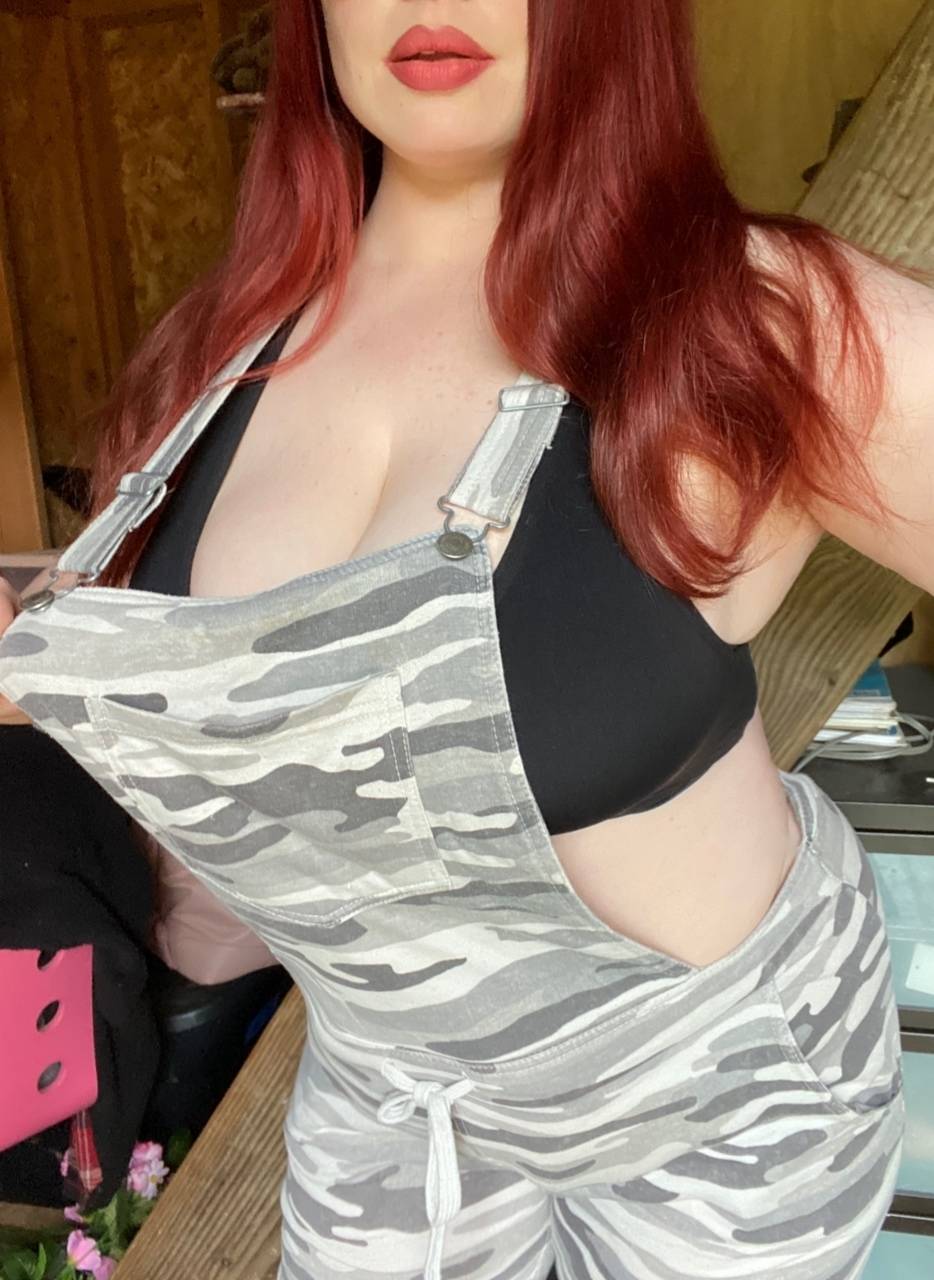 Are overalls cute on a thick girl? | Scrolller