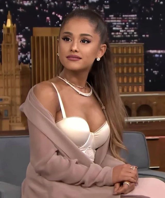 Ariana Grande | Scrolller