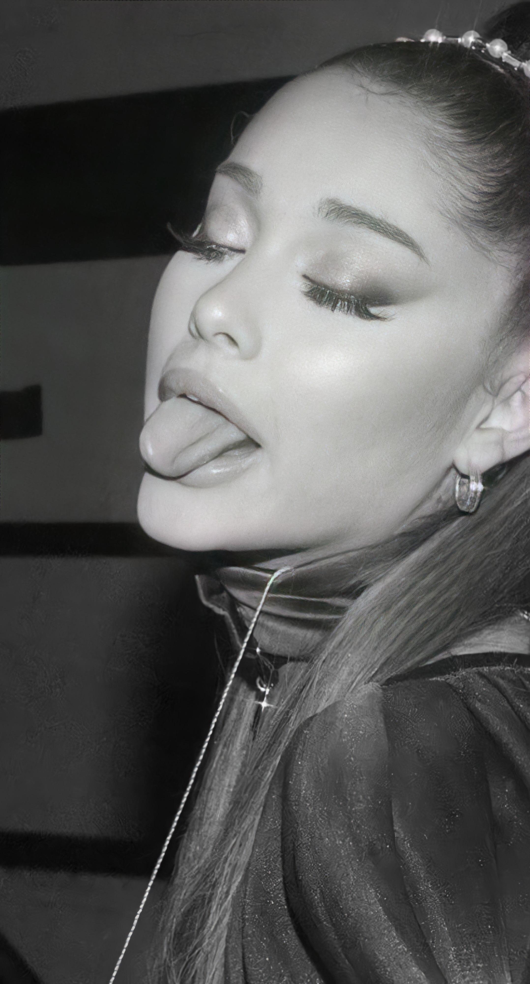 Ariana Grande Scrolller
