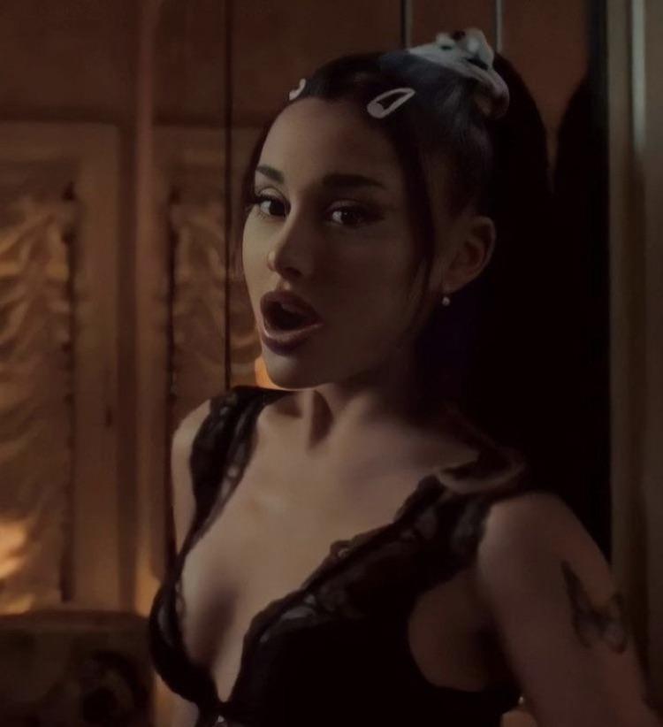 Ariana Grande has one of the most fuckable faces I’ve ever seen | Scrolller