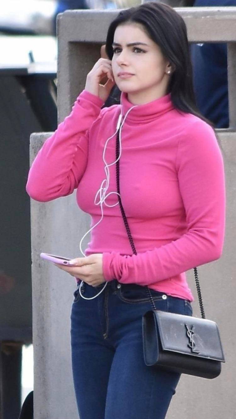 Ariel Winter- casually HOT! | Scrolller