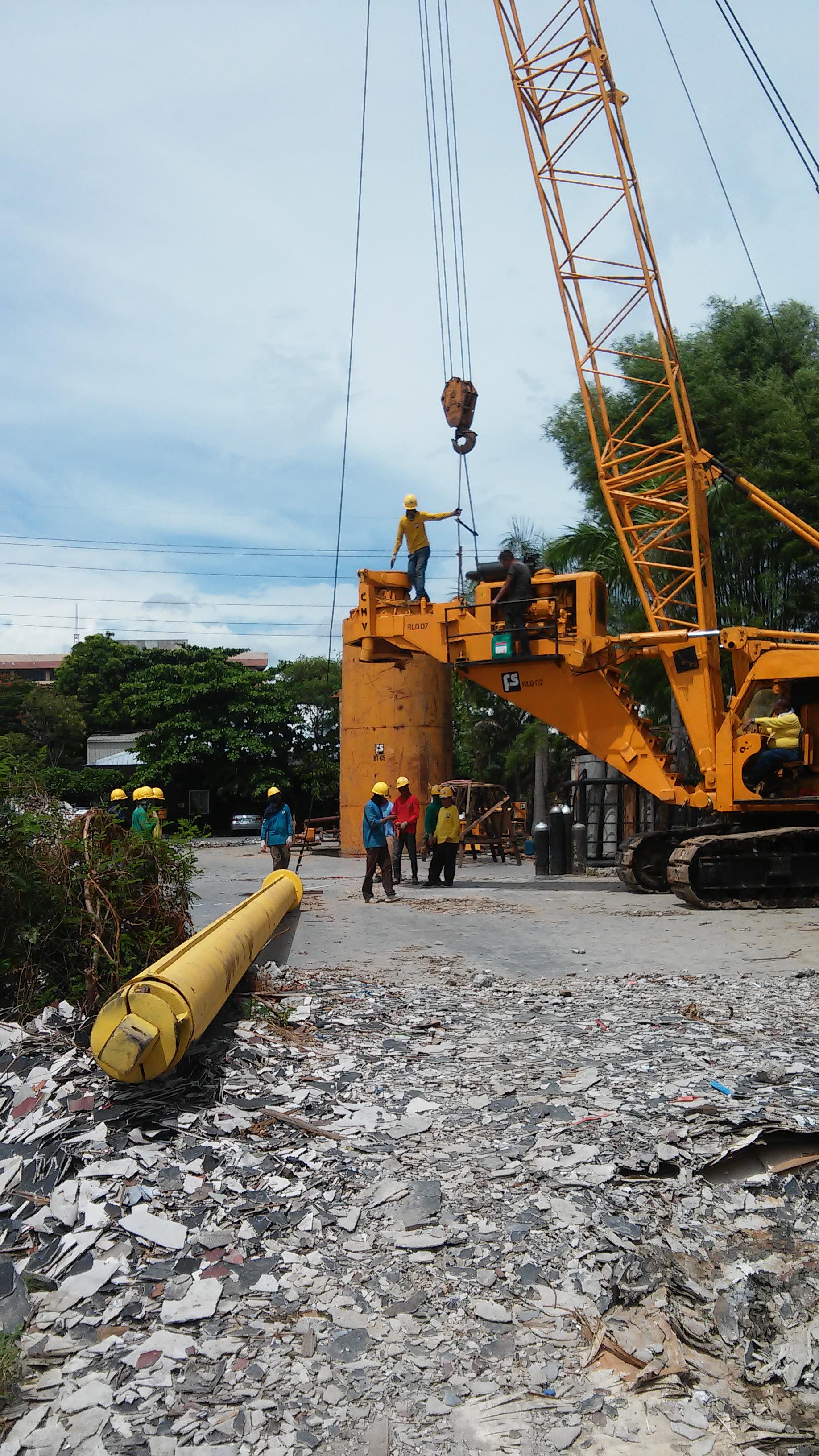 Assembling Crawler Crane and its Rotary | Scrolller