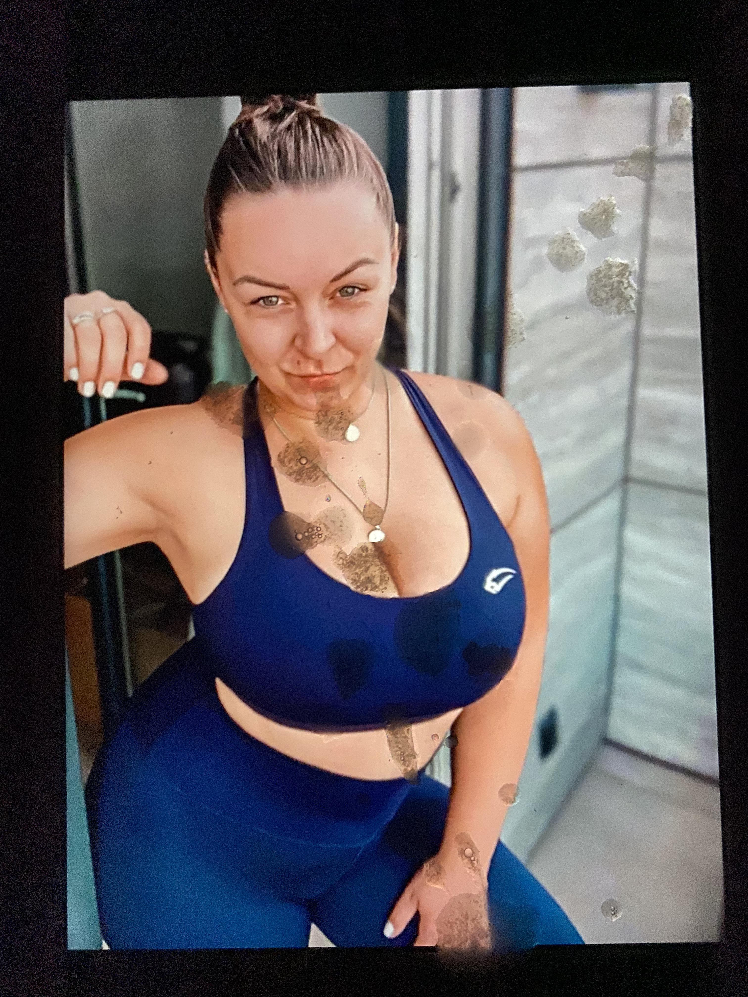 Auf Anna 💦 | Scrolller