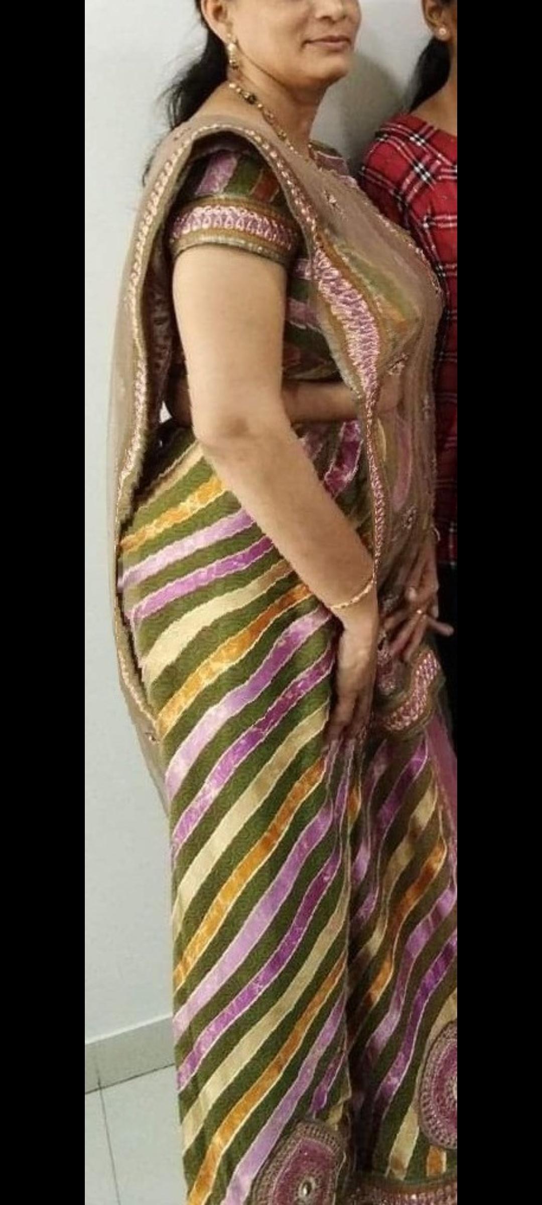 Aunt in saree | Scrolller