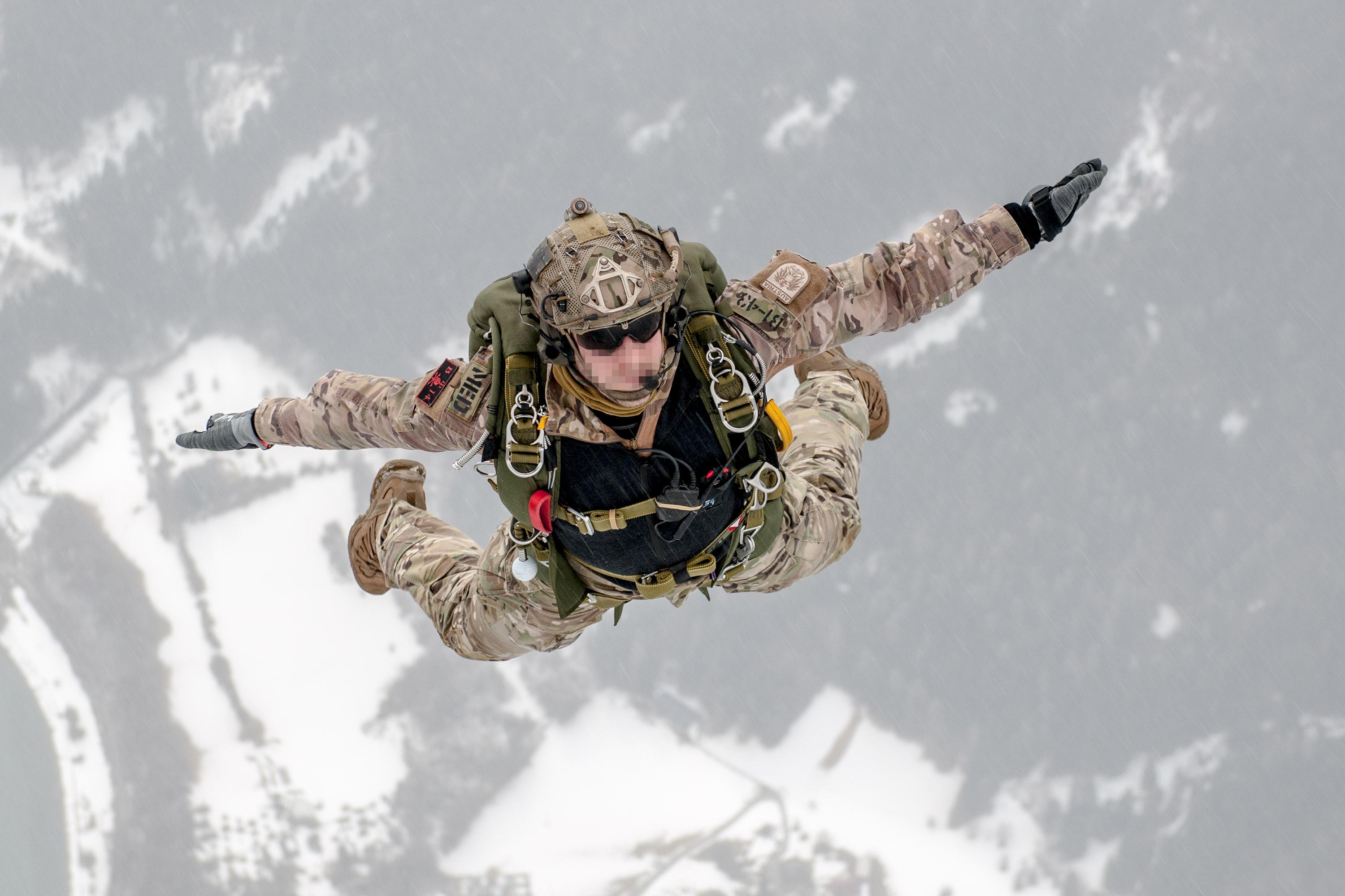 Austrian Jagdkommando operator skydiving in alpine terrain, March 2021. [3000x2000] | Scrolller