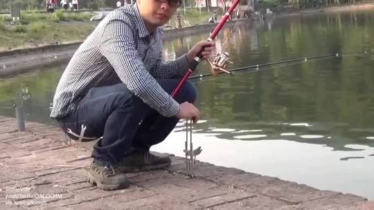 Automatic fishing rod holder | Scrolller