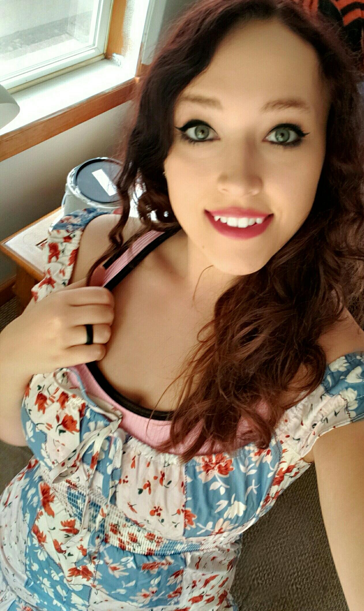 Awkward hand placement queen 👑 | Scrolller