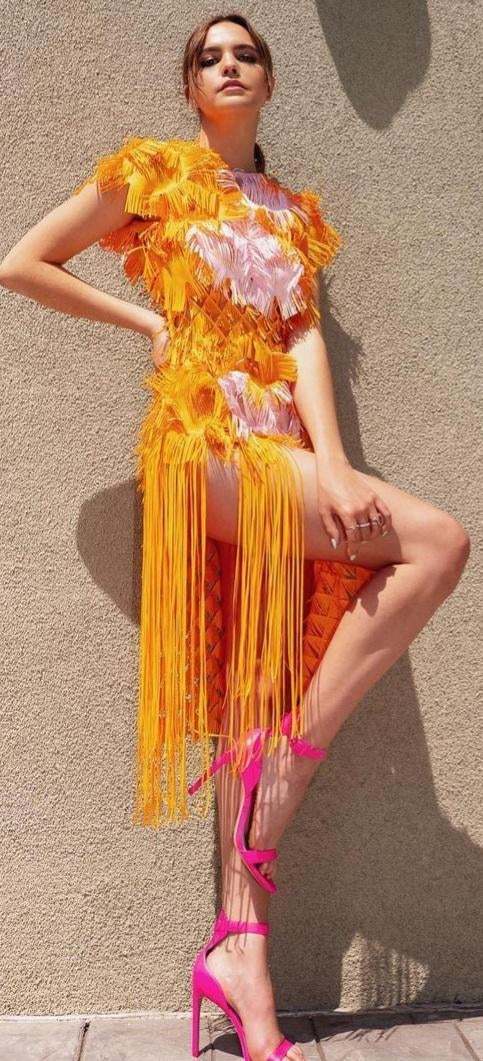 Bailee Madison Scrolller