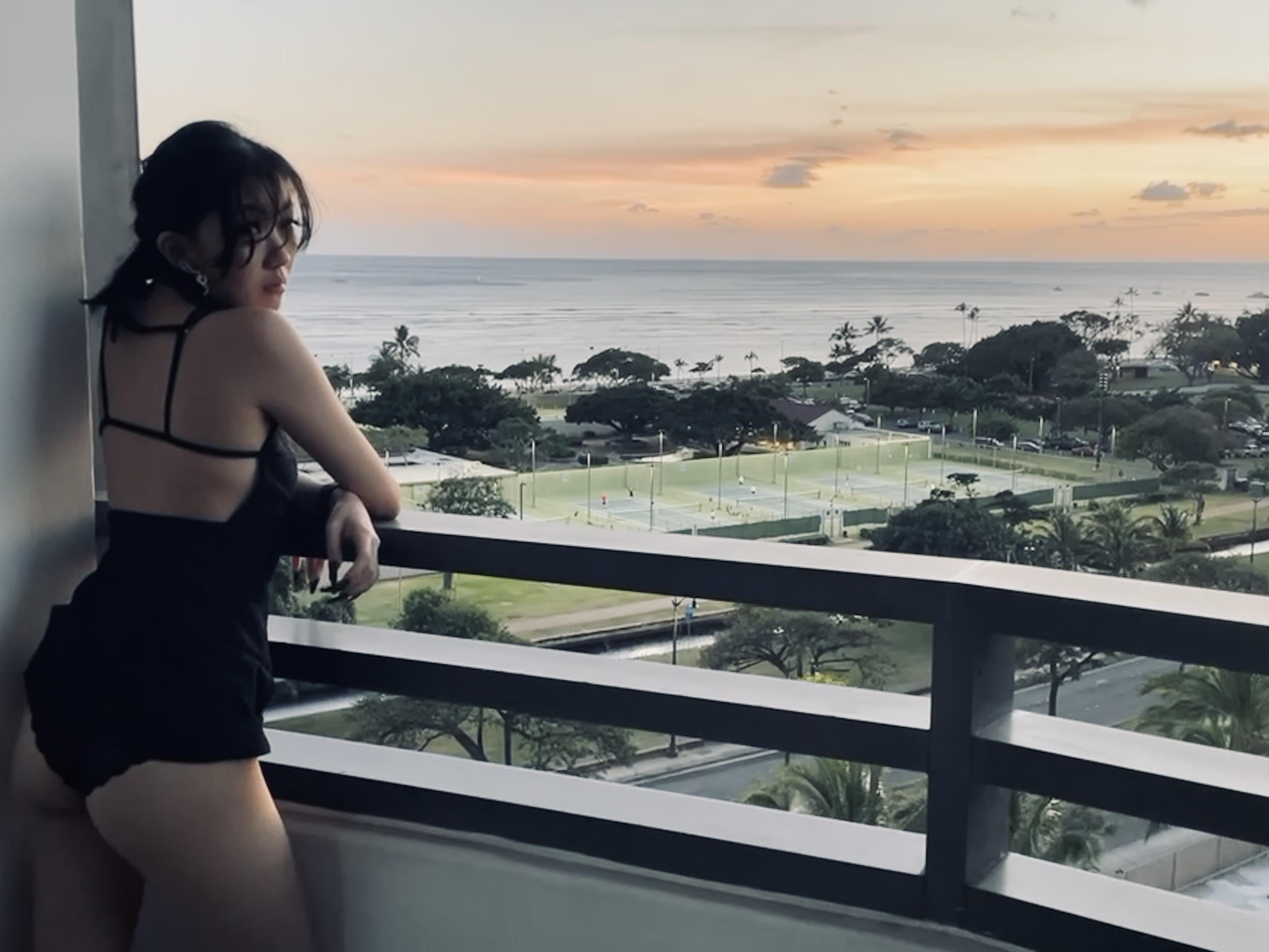 Balcony sunset views ☀️🍑 | Scrolller