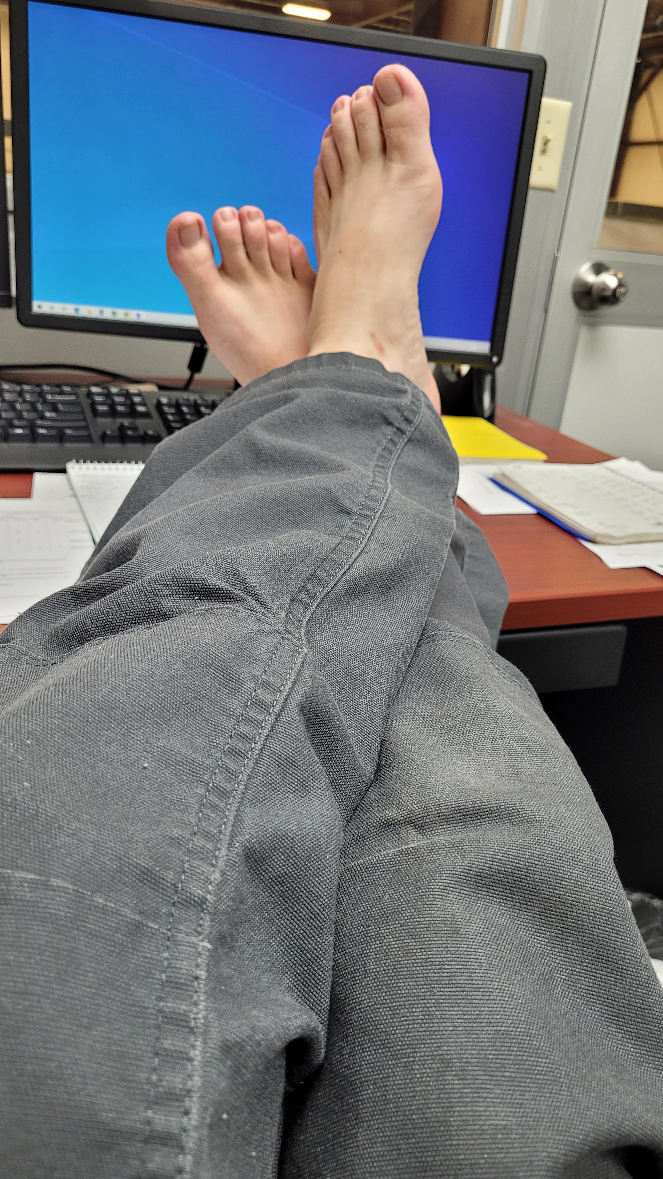 Barefoot at work | Scrolller