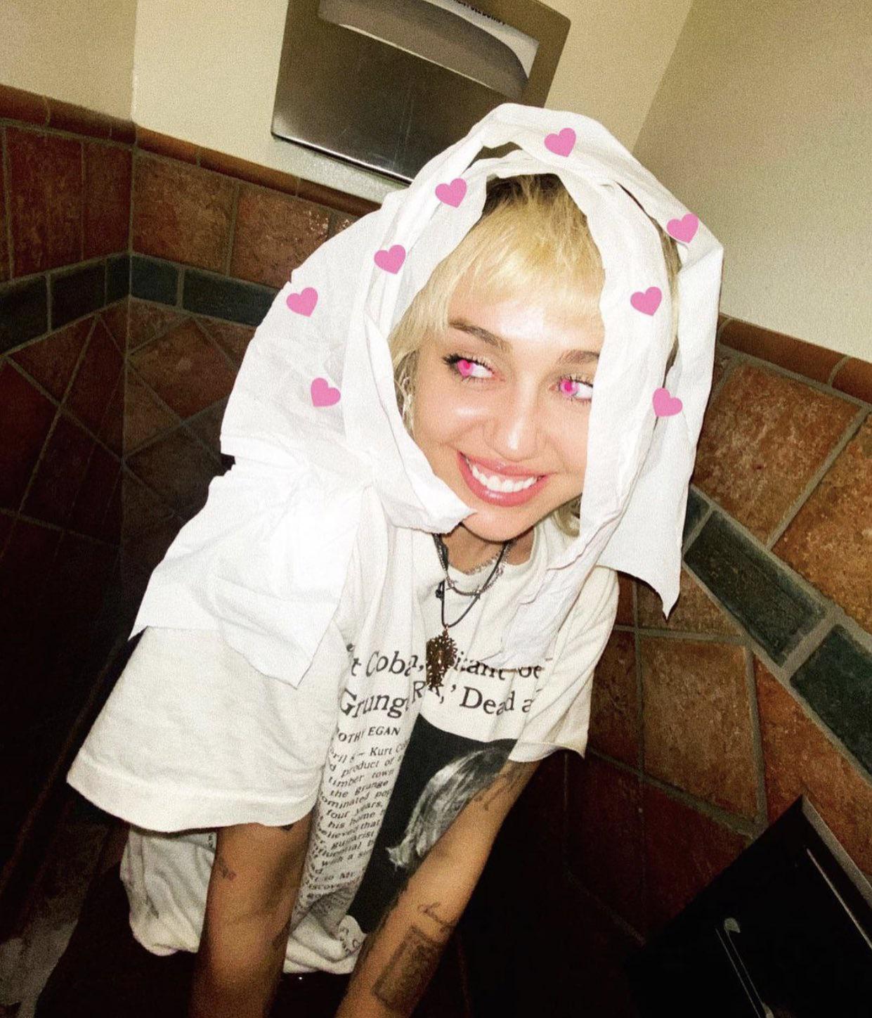 Bathroom photo shoot | Scrolller