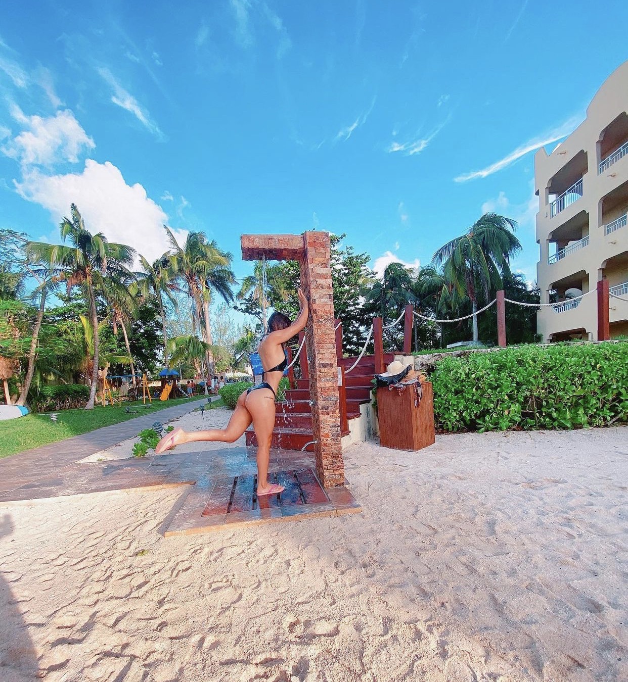 Beach (AW) | Scrolller