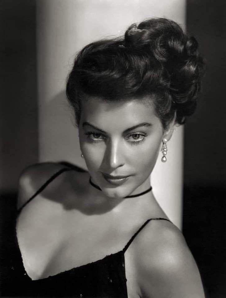 Beautiful Ava, 40s | Scrolller