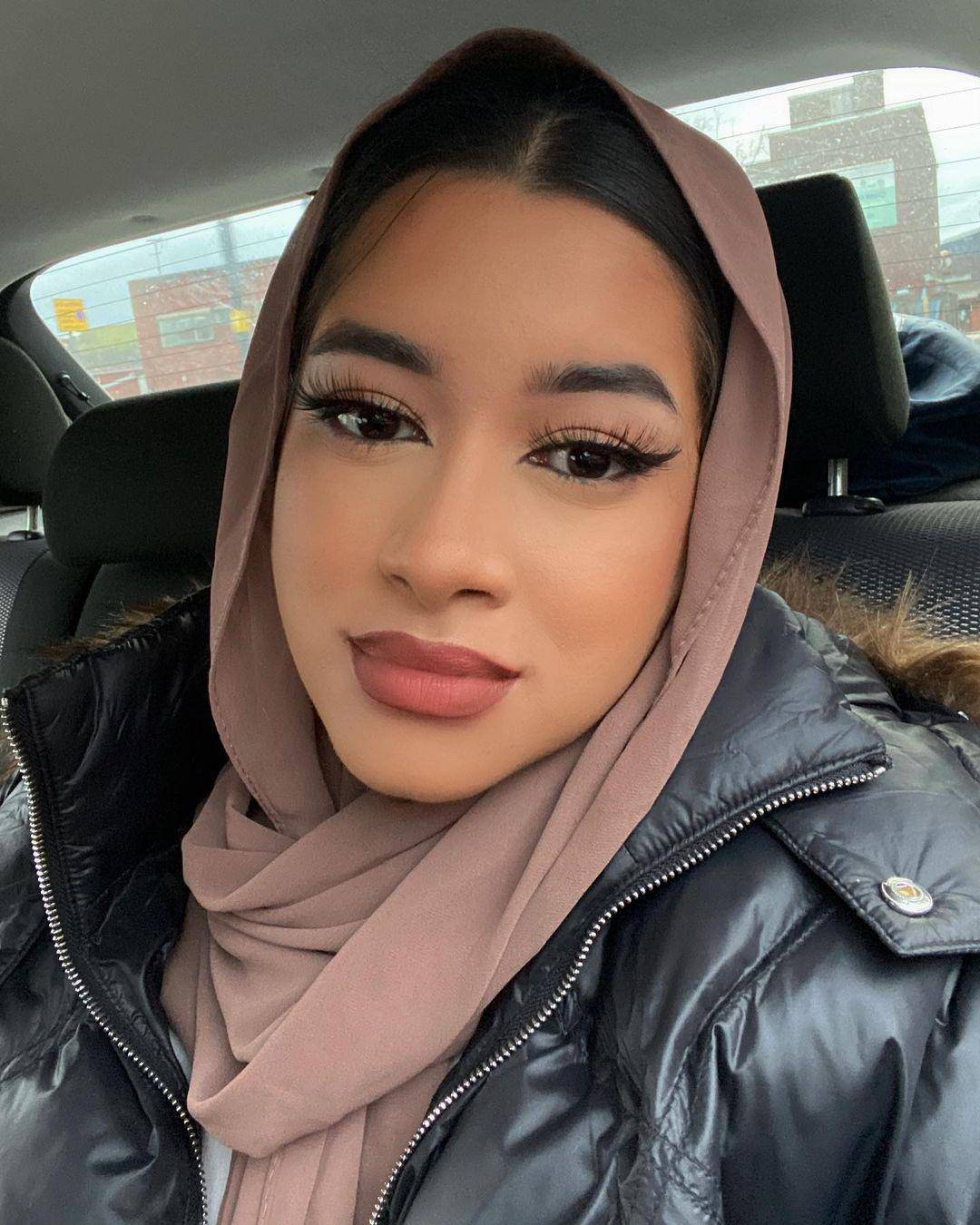 Beautiful hijab selfie 🥵 | Scrolller