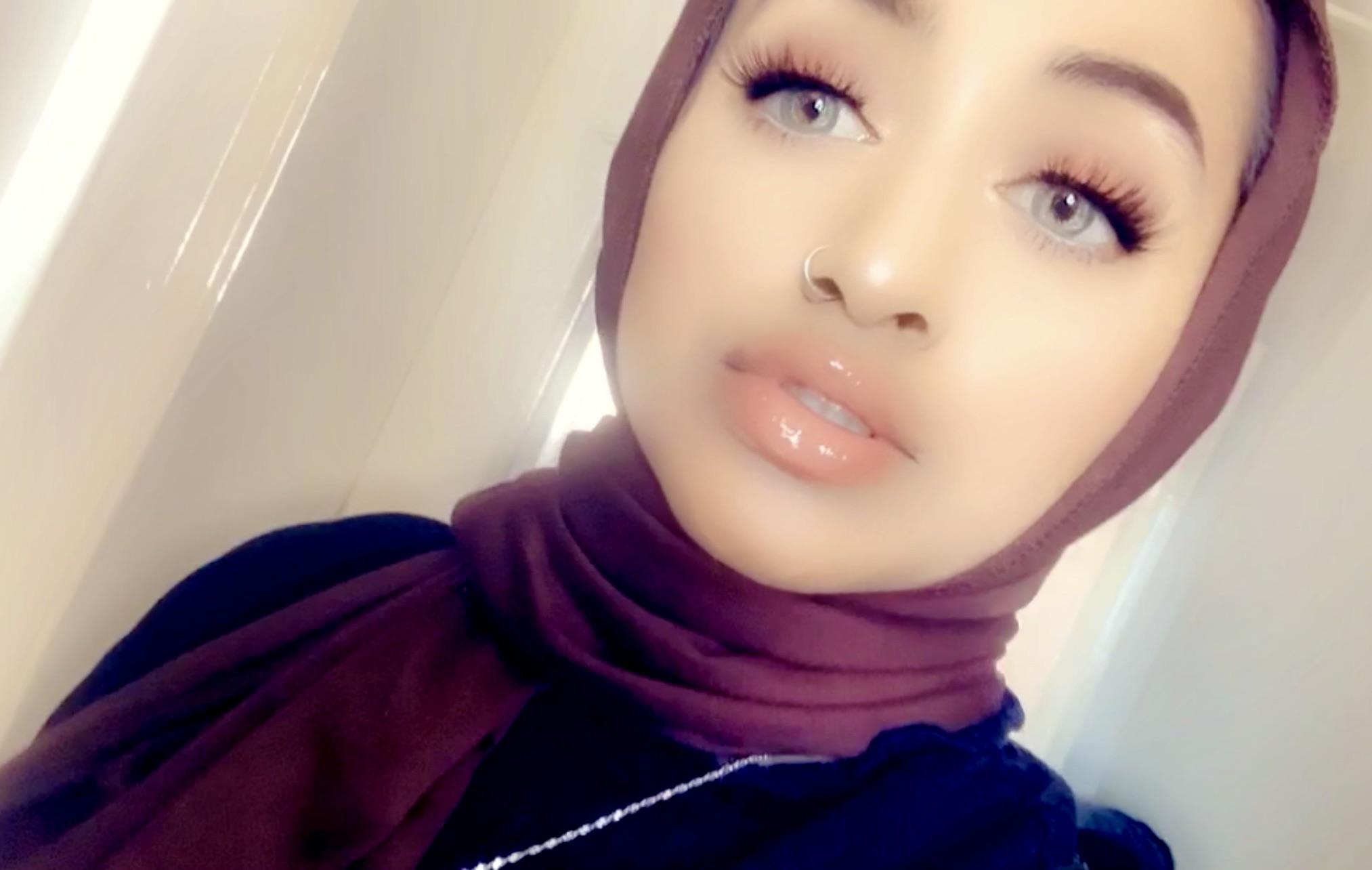 Beautiful Hijabi with DSL’s. What would you have her do? | Scrolller