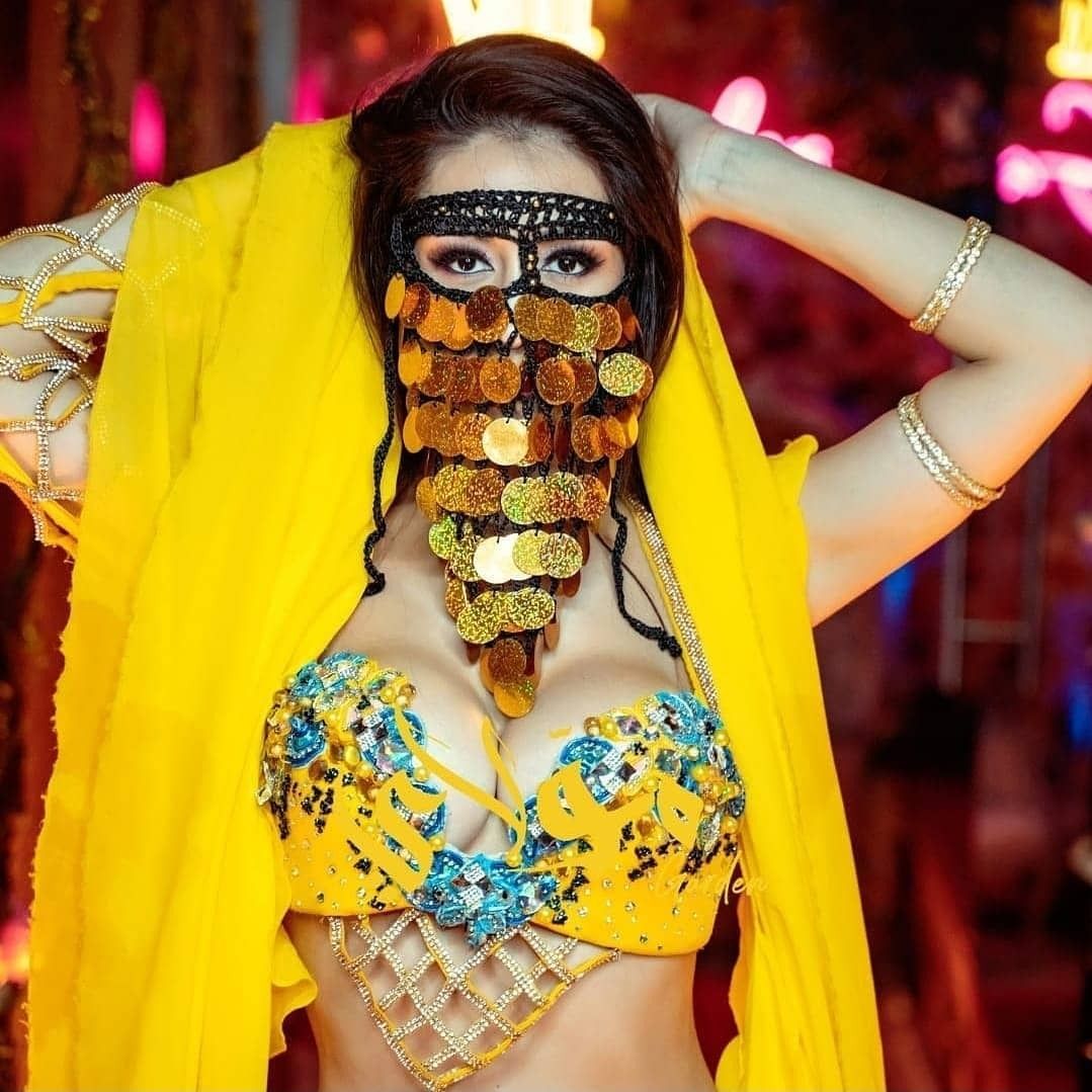 Beautiful in gold | Scrolller