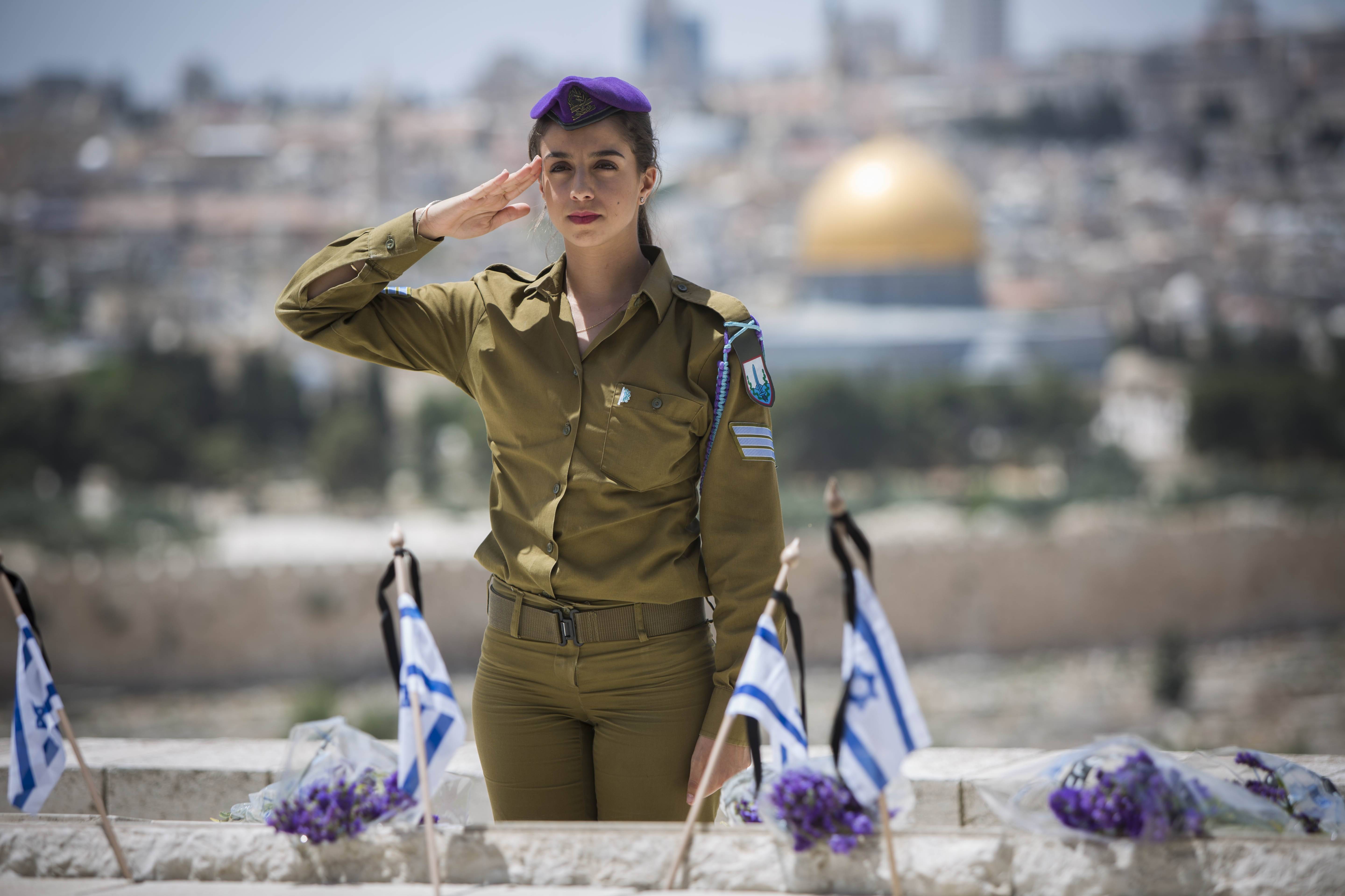 Beautiful Israeli soldier saluting her flag | Scrolller