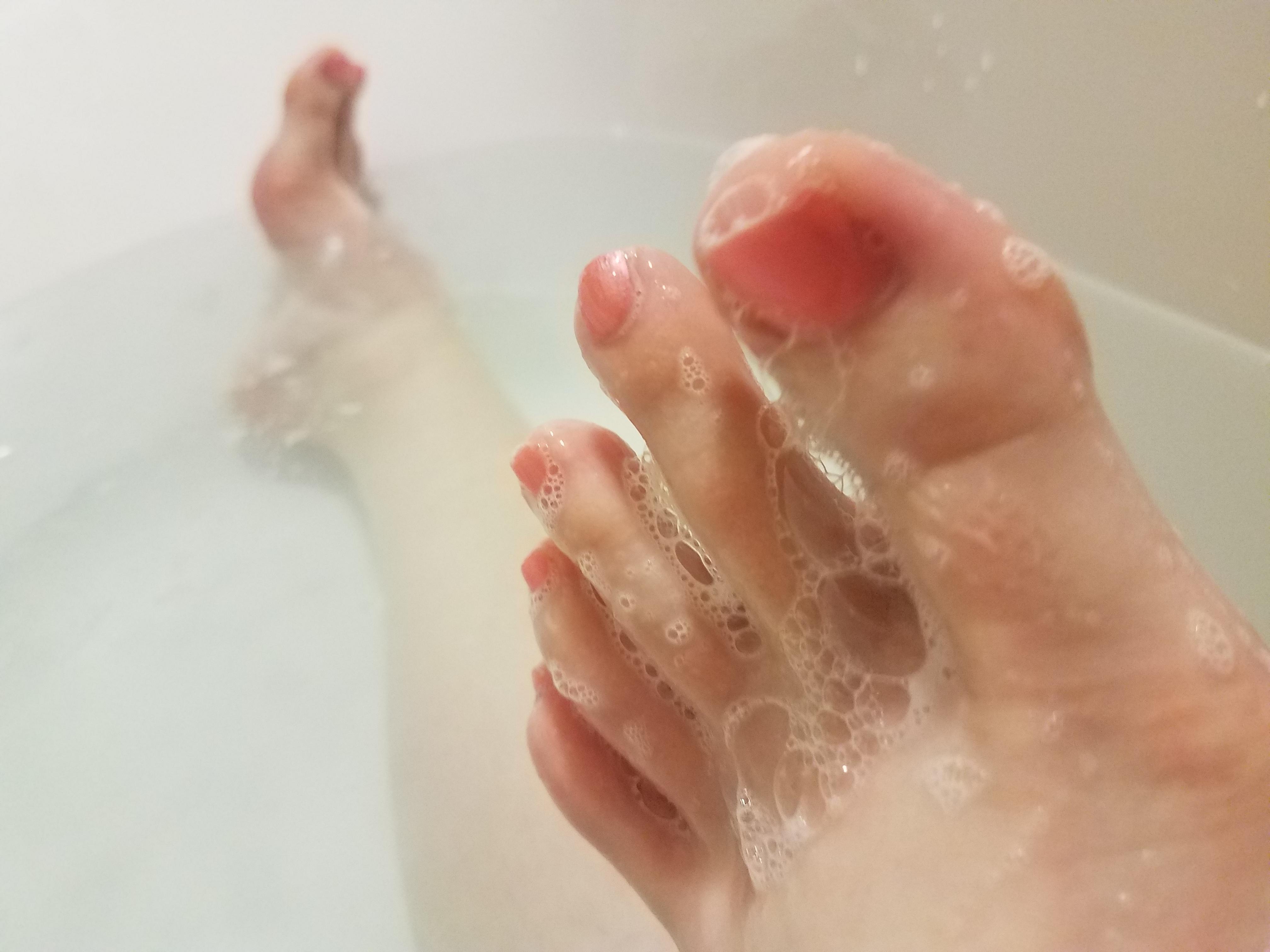 Beautiful toes in the bath!!!! | Scrolller