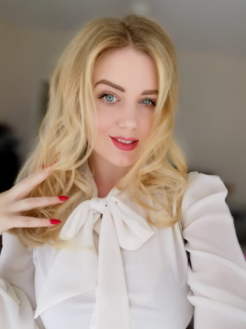 Beauty wrapped up in a Bow. | Scrolller