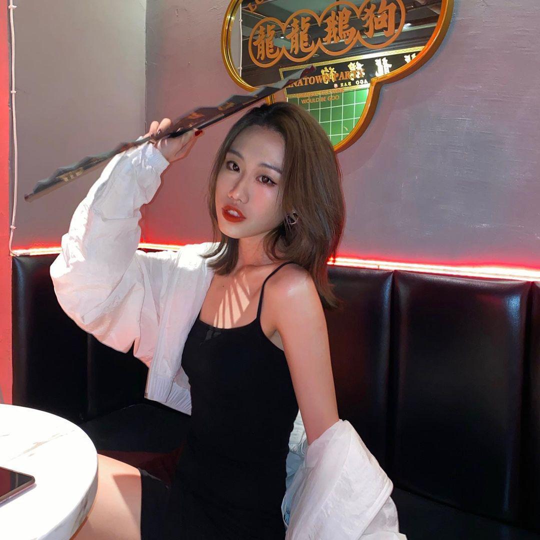 Beckoning you with her fan | Scrolller