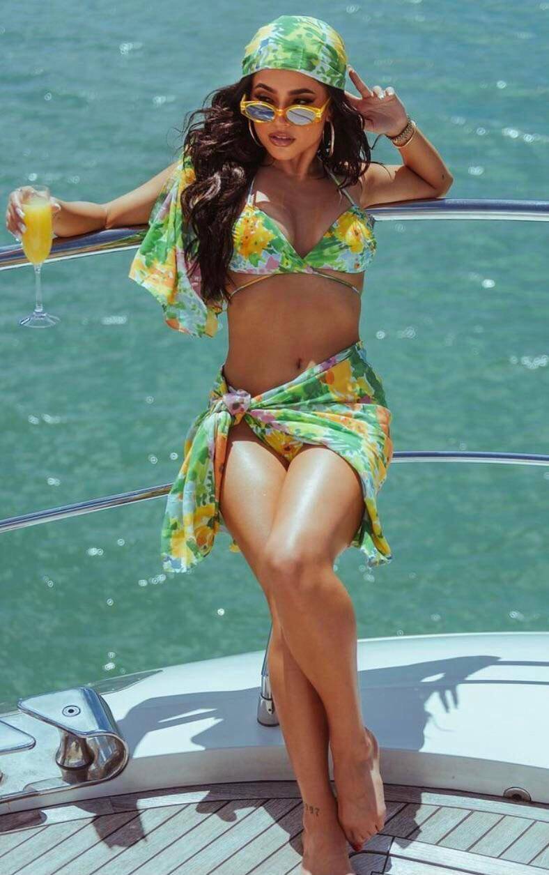 Becky G showing off | Scrolller