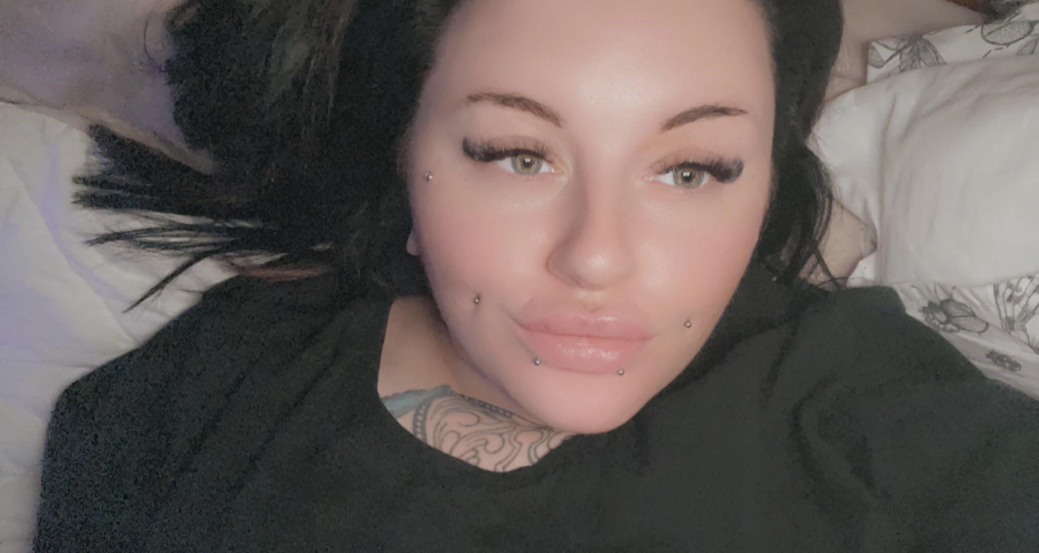 Bed time selfie 😴 | Scrolller