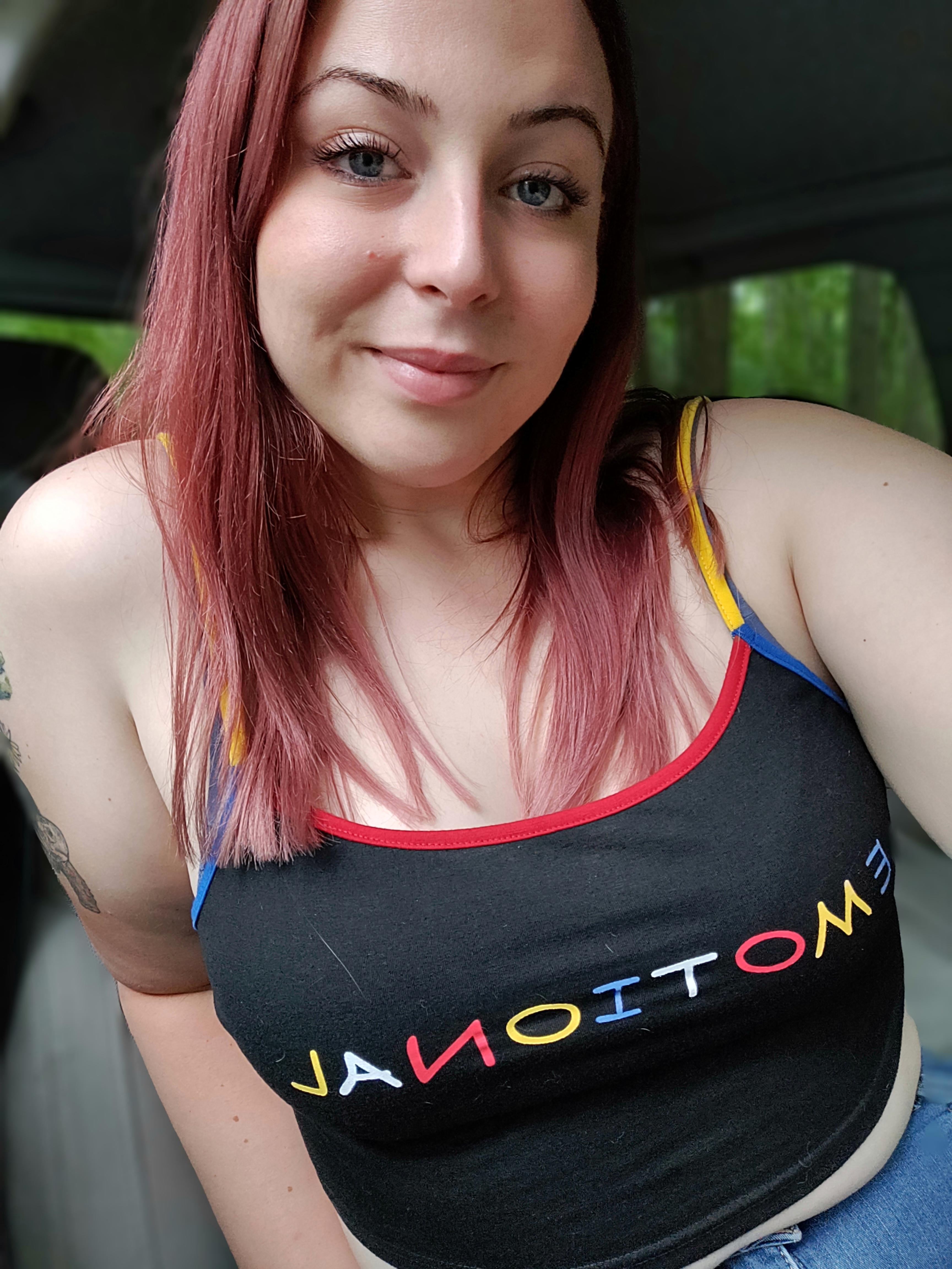 Being pretty in the passenger seat is just one of my many talents | Scrolller