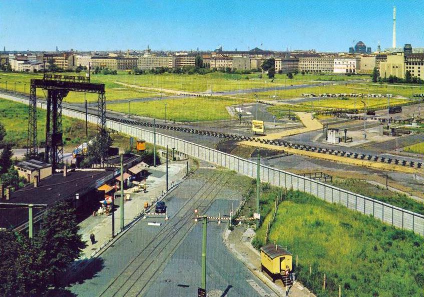 Berlin Wall at Potsdamer Platz, 1960s [847x594] | Scrolller