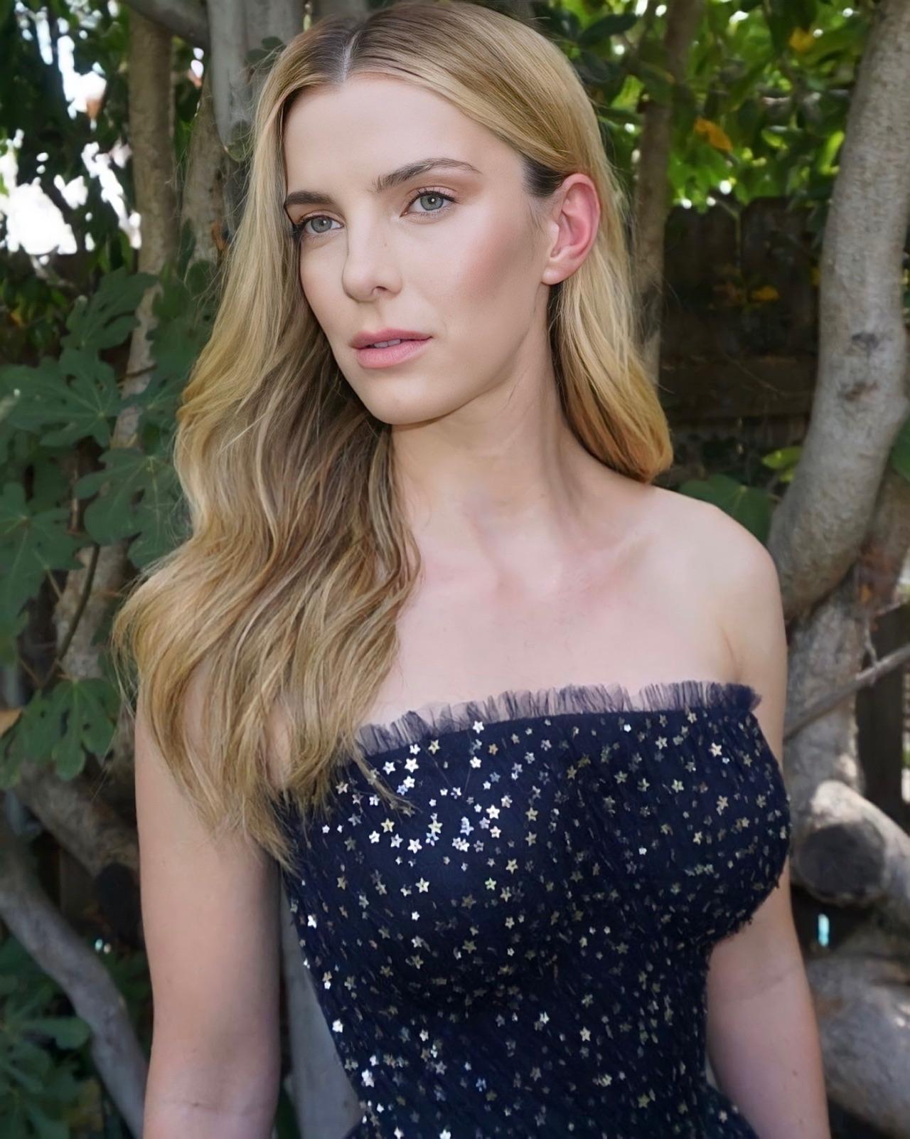 Betty Gilpin Scrolller