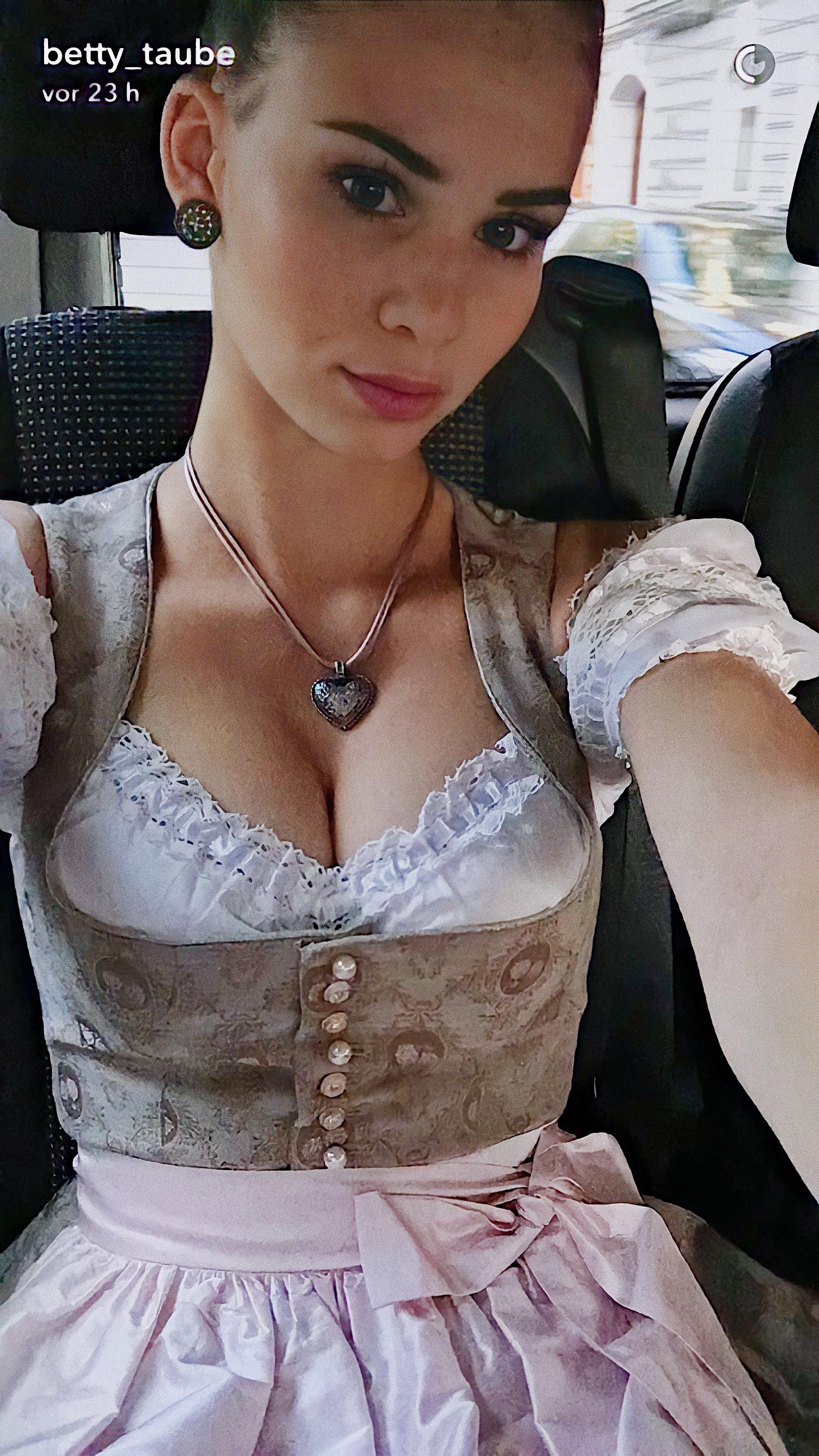 Bettys Dirndl-Titten 🎀😩 | Scrolller