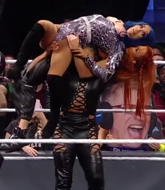 Bianca grab Sasha | Scrolller