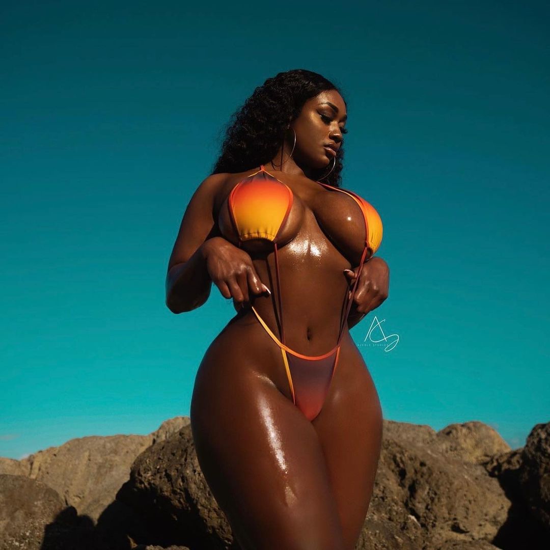 Bombshell Brea | Scrolller