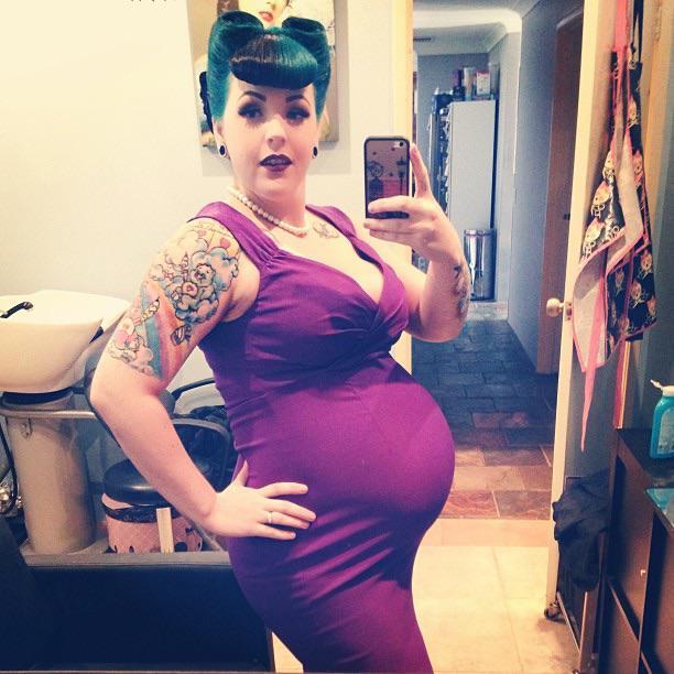 Big bump, purple dress | Scrolller