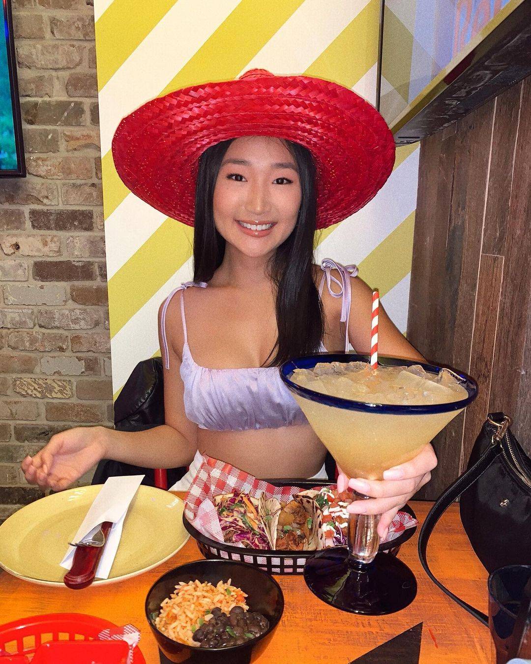 Big hat, big drink | Scrolller