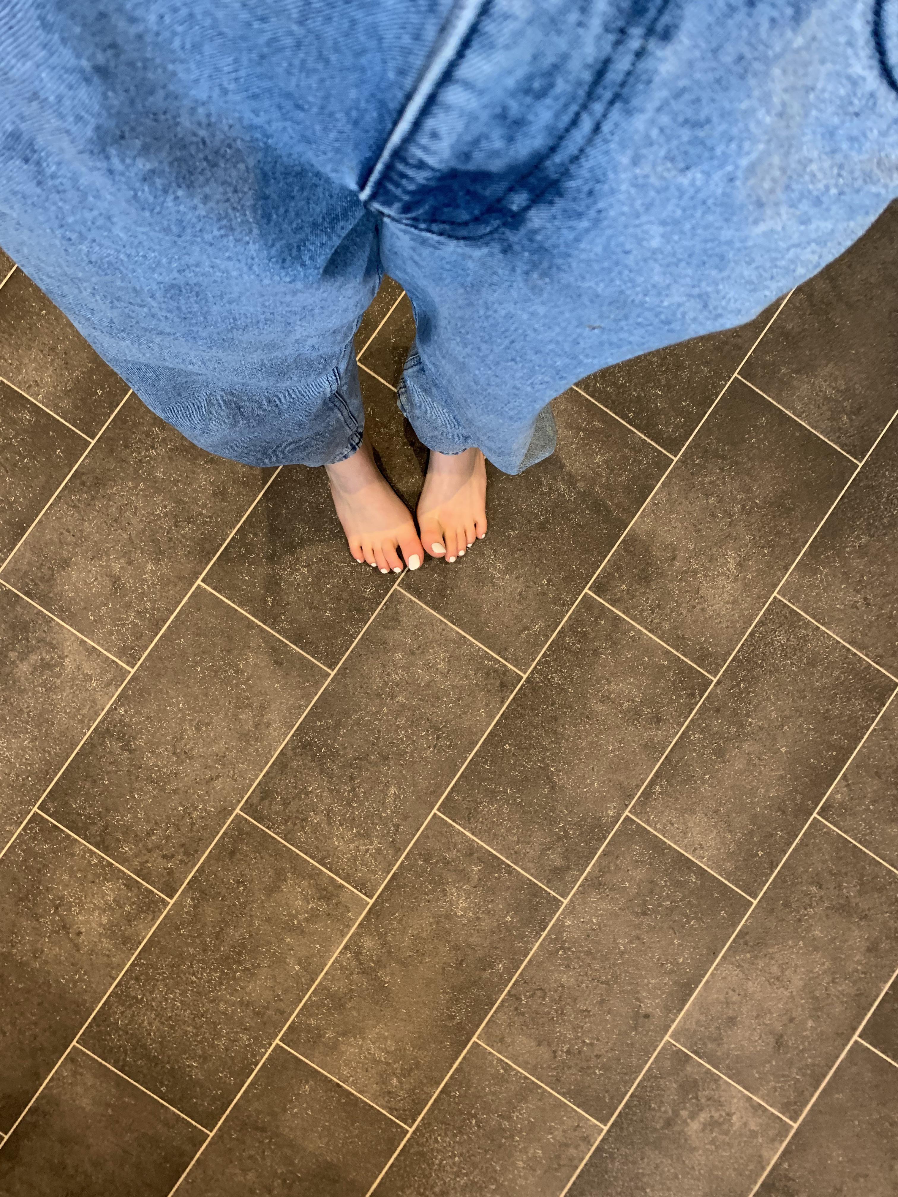 Big Jeans Small Feet 🦶 Scrolller