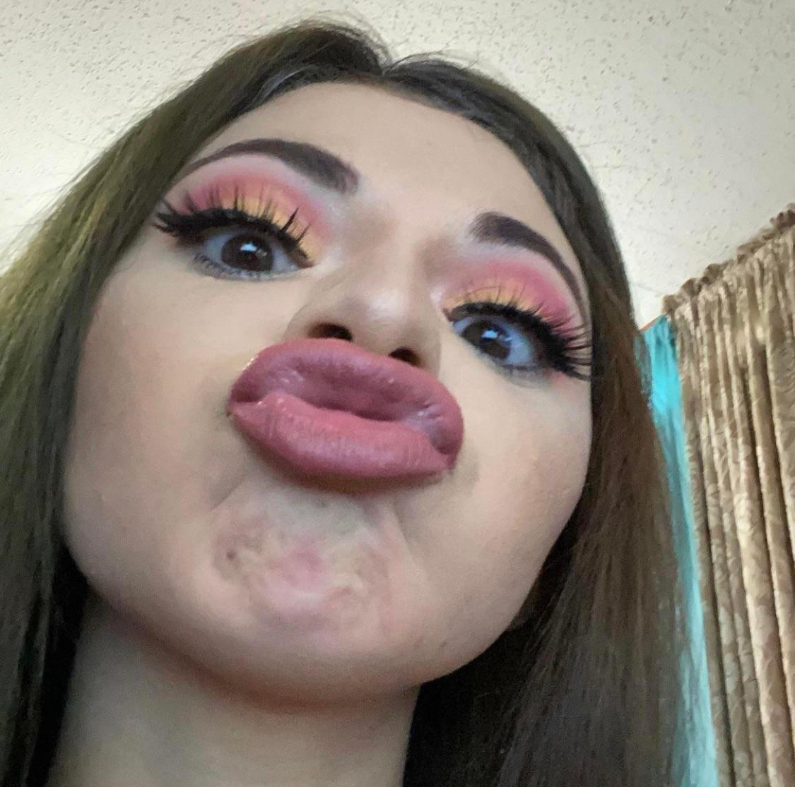 Big juicy lips kiss | Scrolller