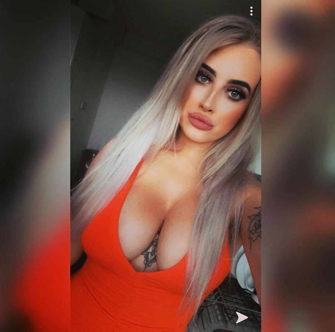 Big lips and a big rack | Scrolller