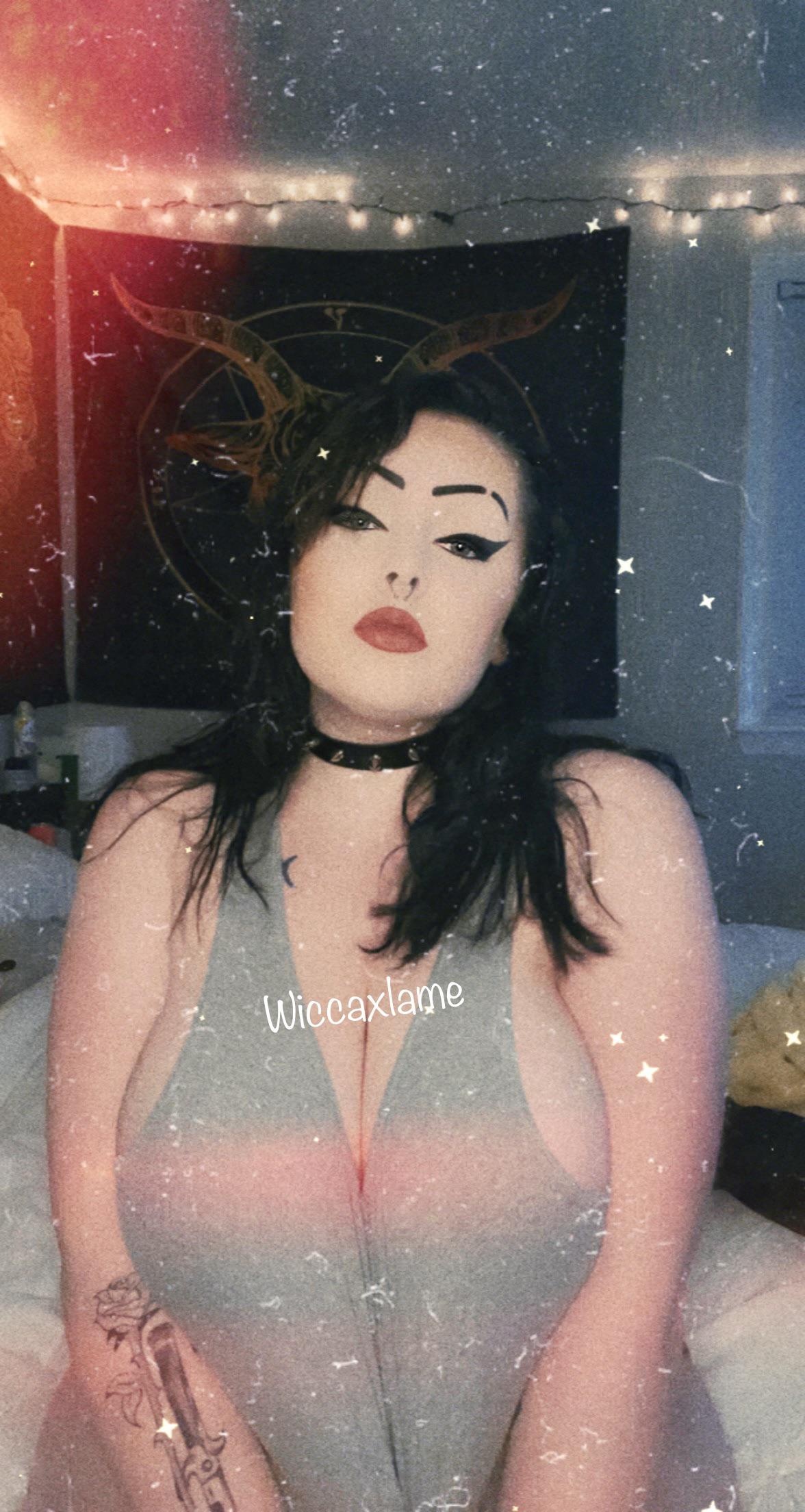 Big tiddy goth gf at your service 🥵 | Scrolller